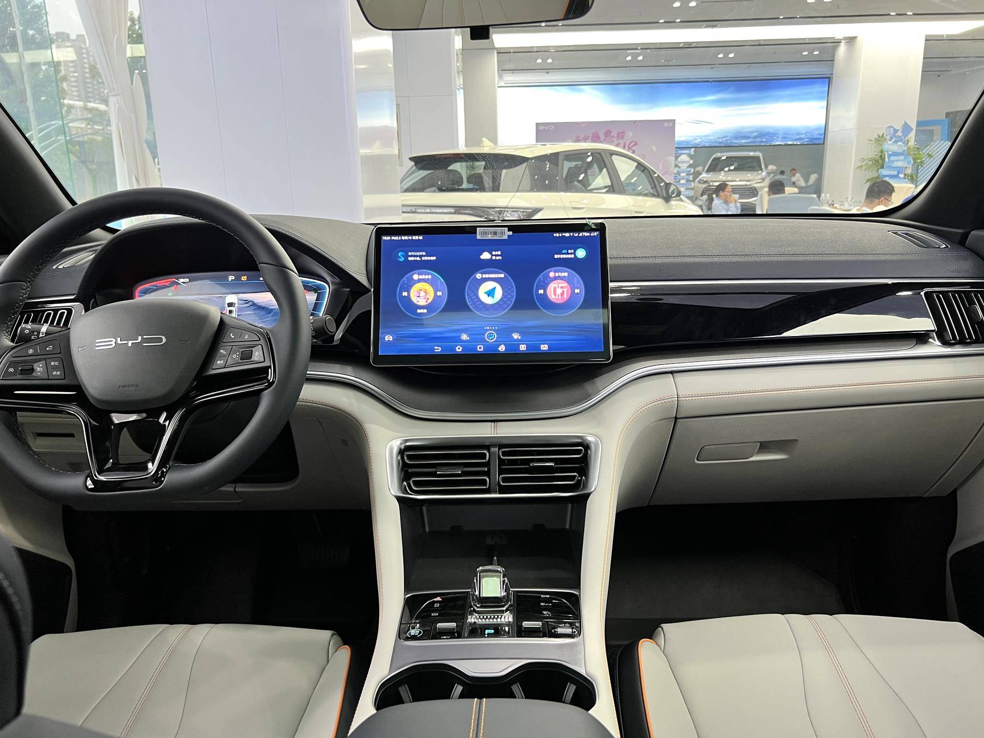 FSD悬架+全新前脸 探店实拍宋PLUS DM-i冠军版 15.98万起诚意如何？_搜狐汽车_搜狐网