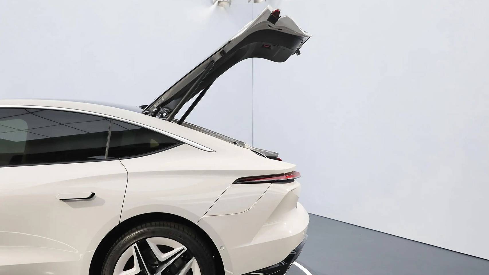 25万预算 掀背新秀飞凡F7和热销家轿汉EV冠军版怎么选_搜狐汽车_搜狐网