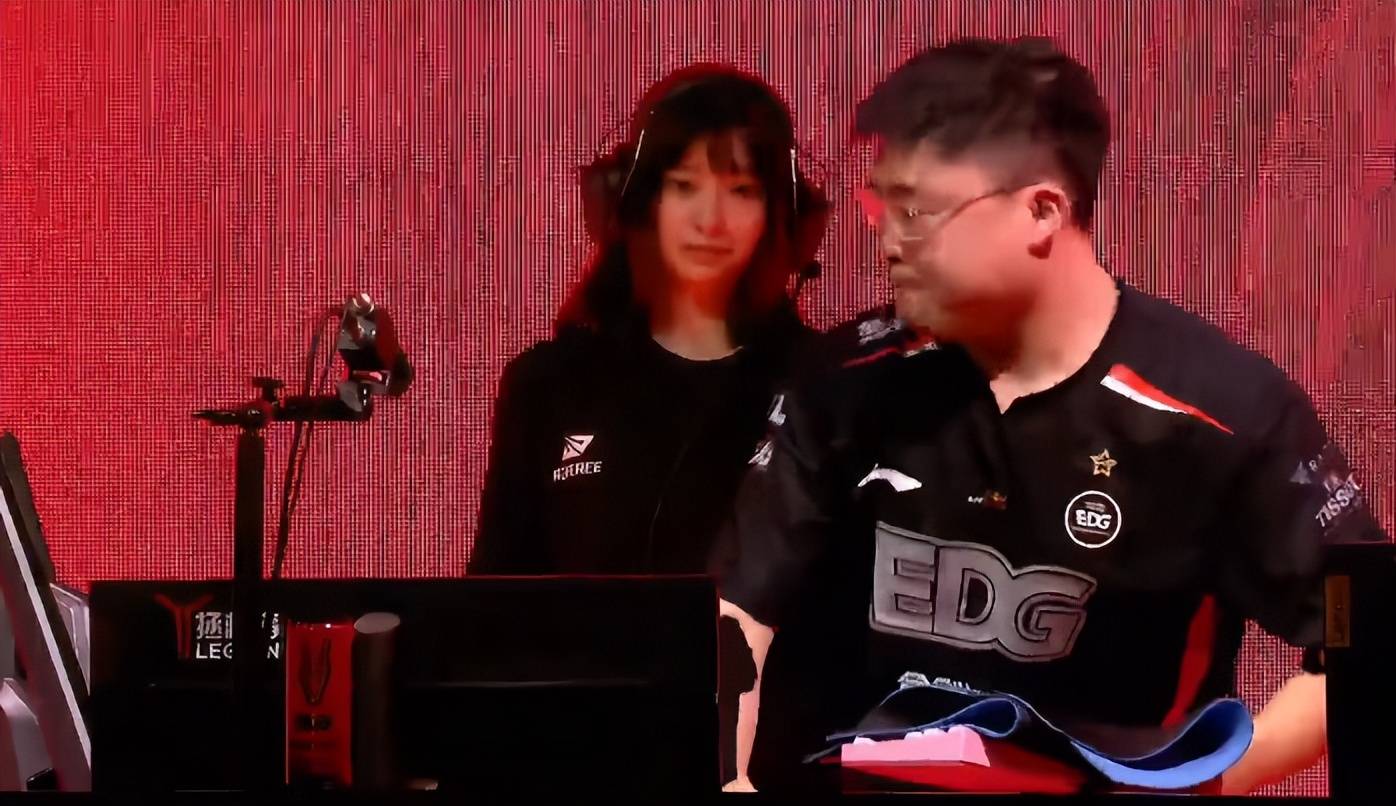EDG输给TT引热议，背后美女裁判都心疼UZI，这么拼值得吗_泛电竞