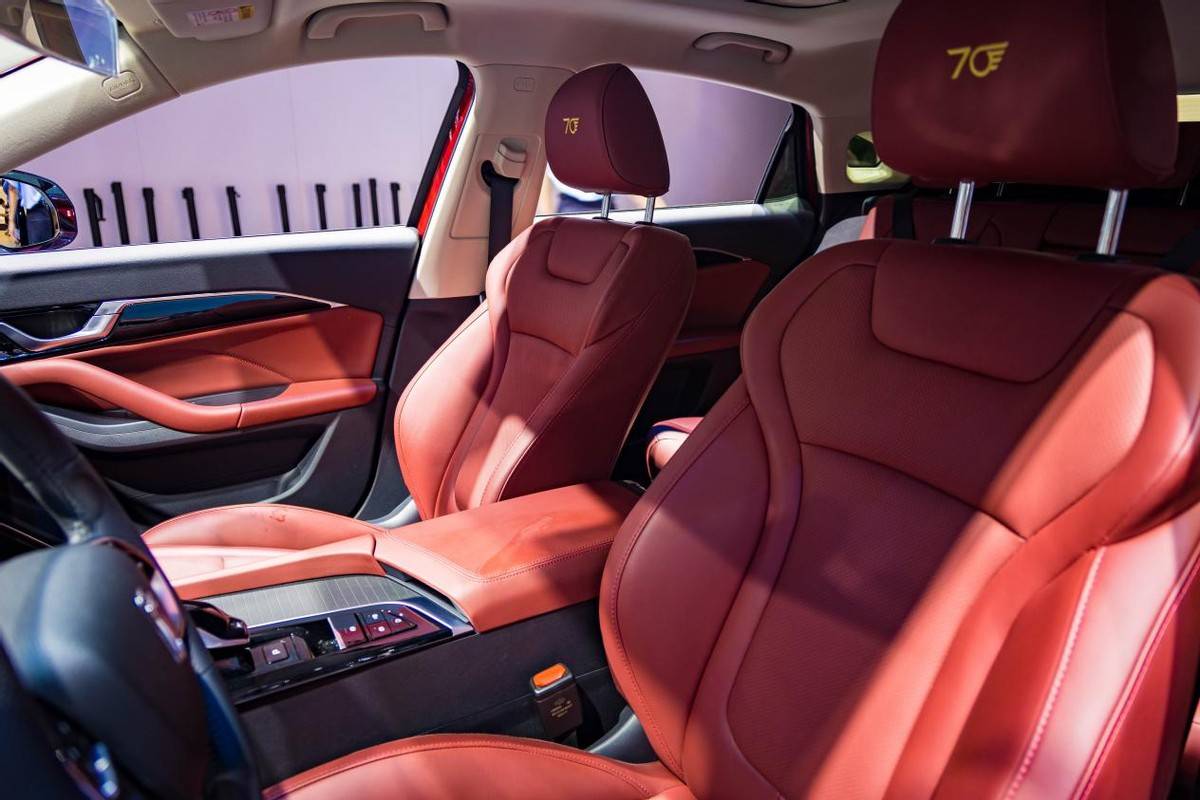 实拍奔腾B70 70周年纪念款，1.5T掀背心动了吗？_搜狐汽车_搜狐网