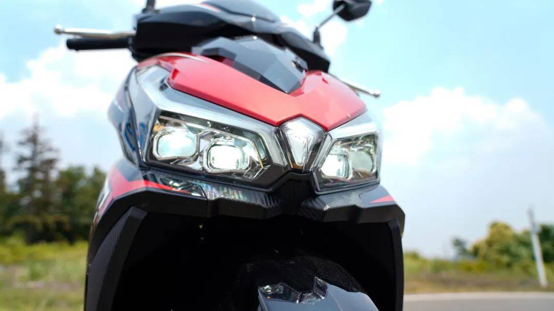 满足你对150踏板的很多执念—12980元起大阳VRS150静态测评_搜狐汽车_搜狐网