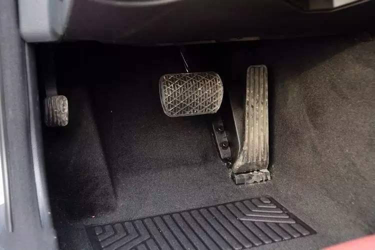 自动挡汽车只有两个踏板，为何不设计成左脚踩刹车，右脚踩油门_搜狐汽车_搜狐网