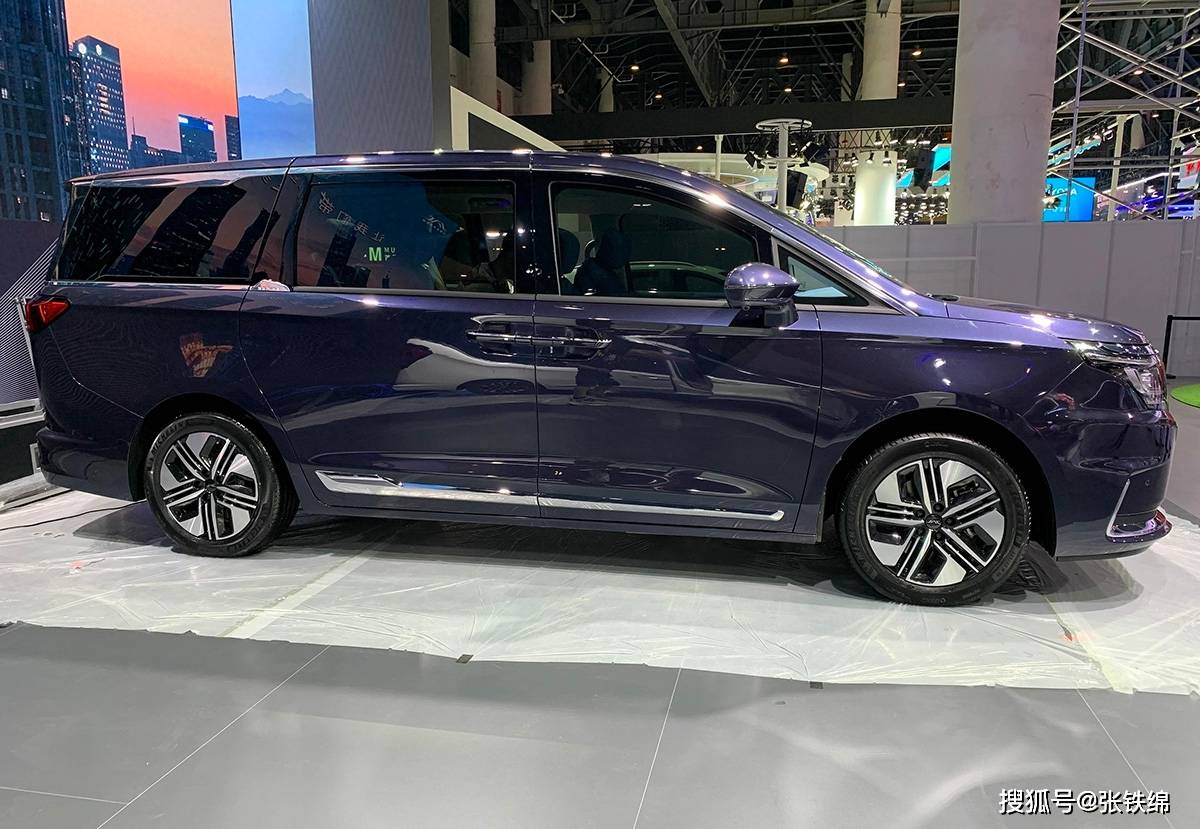GL8同级，江淮瑞风RF8实车曝光，外观很霸气，两种前脸，侧滑门_搜狐汽车_搜狐网