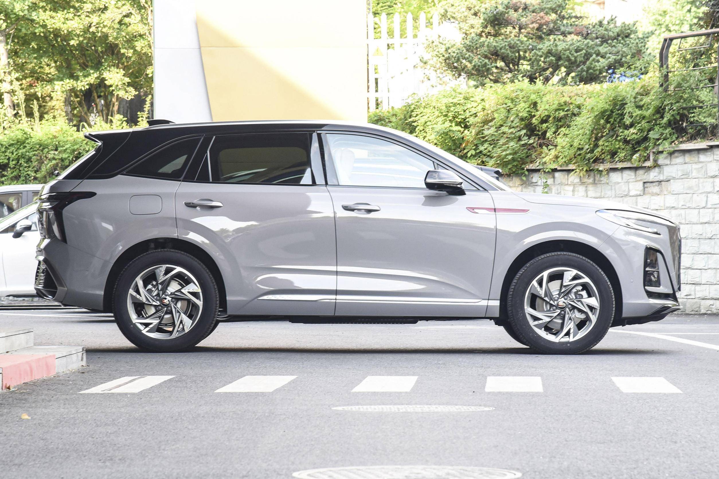 20万左右买家用SUV，大众探岳和红旗HS3对比，到底选谁好？_搜狐汽车_搜狐网