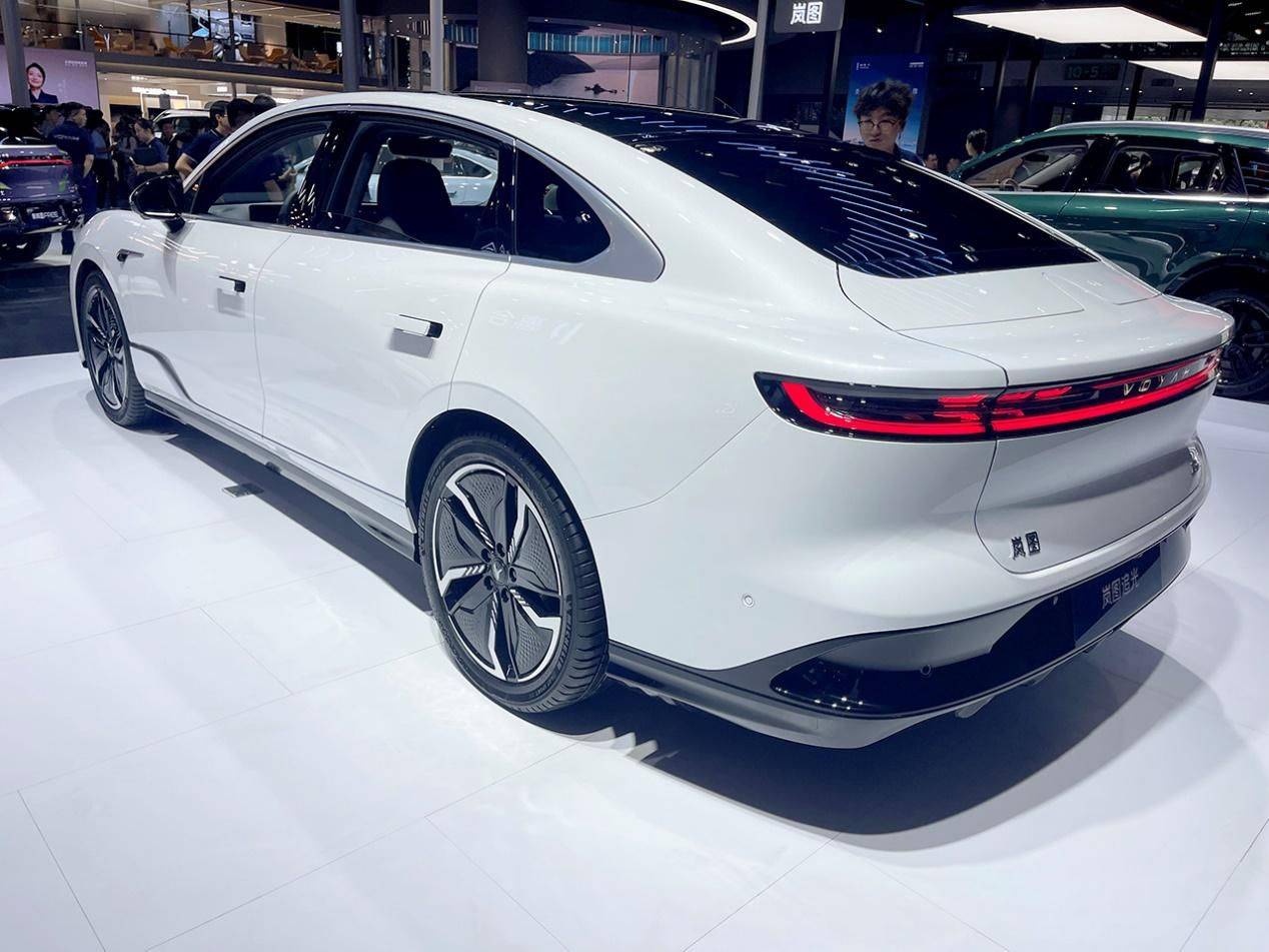 2023成都车展：3.8s破百、730km续航，实拍岚图追光_搜狐汽车_搜狐网