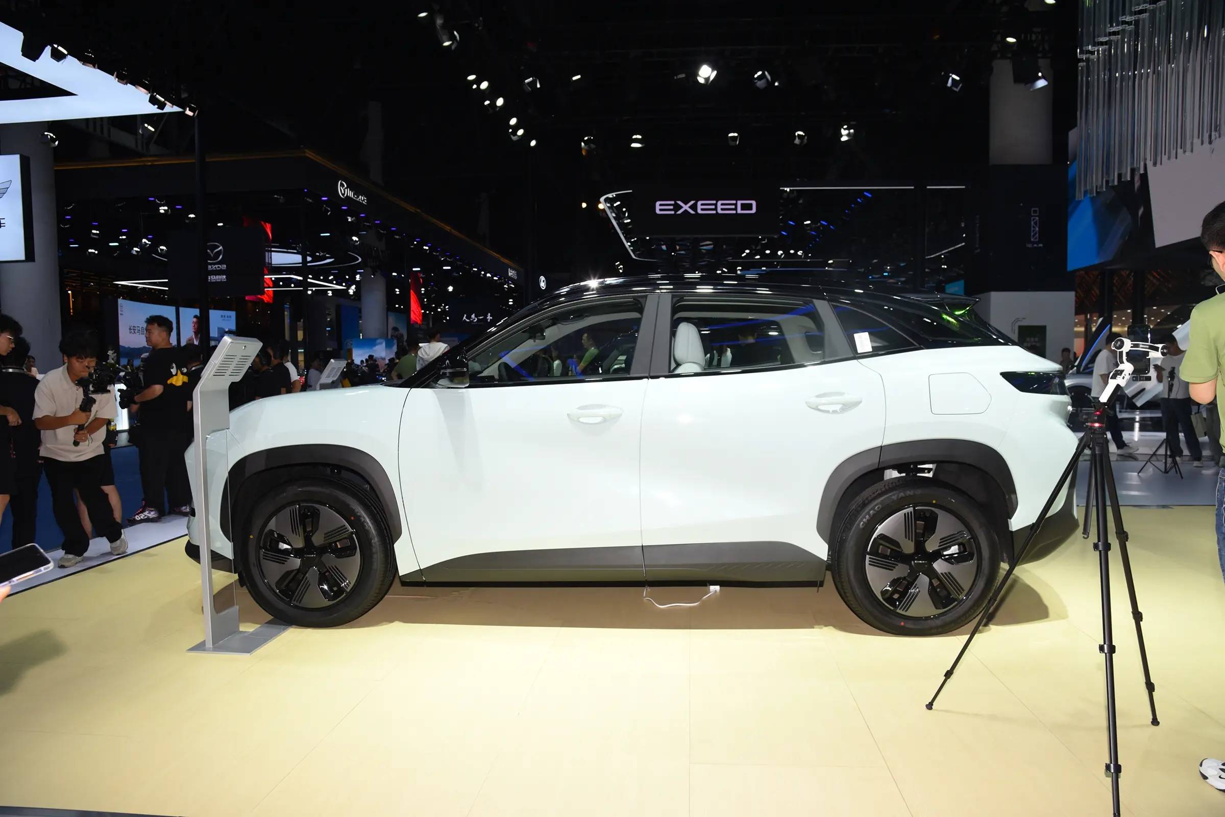 奇瑞eQ7亮相成都车展，续航512km，预售价14.39万起，对标零跑C11_搜狐汽车_搜狐网