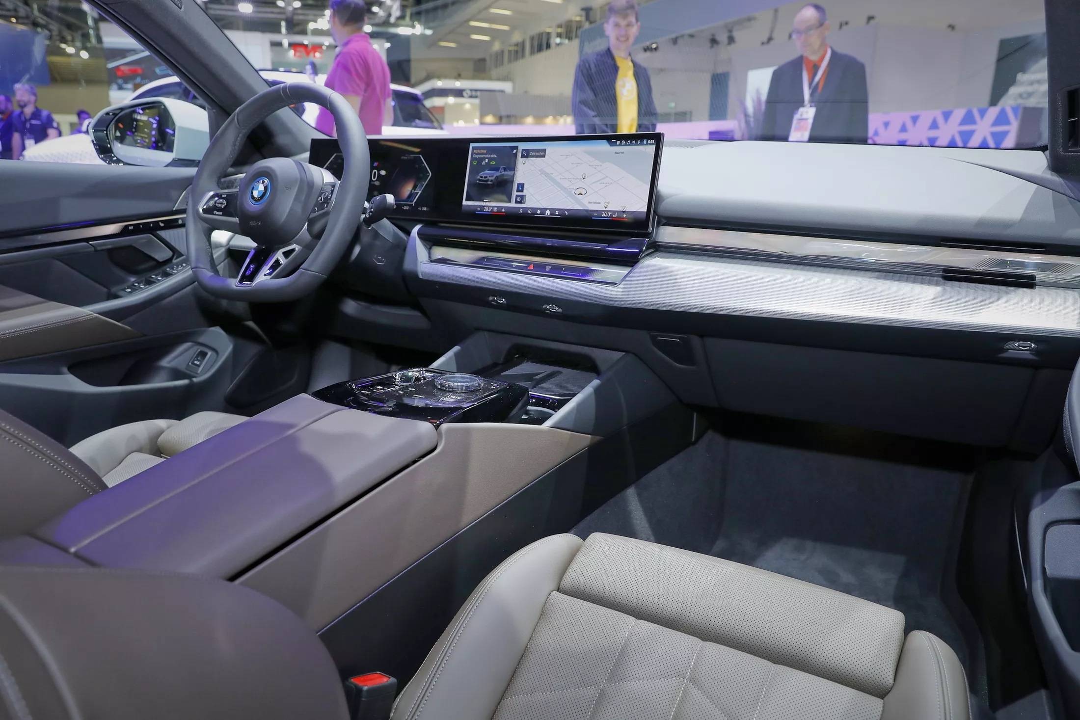 是不是油改电？全新宝马i5实车亮相 这颜值你心动了吗_搜狐汽车_搜狐网