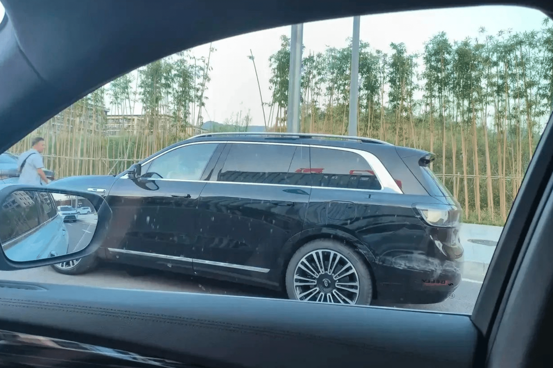 或9月25日发布！问界M9现身街头，迈巴赫GLS既视感，还看理想L9？_搜狐汽车_搜狐网