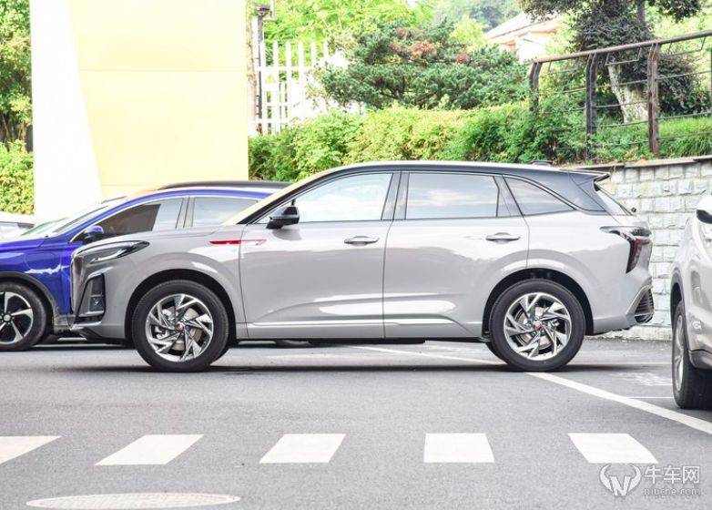 试驾红旗HS3：豪华A+级SUV再添新军_搜狐汽车_搜狐网