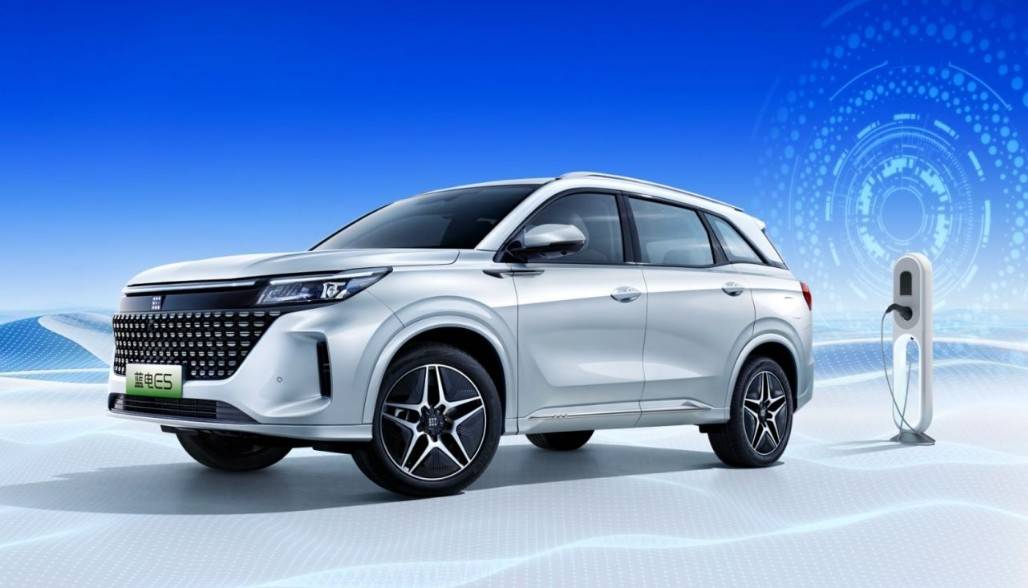 适合全家出游的电混SUV怎么选？蓝电E5比欧尚Z6 iDD胜出的不只是7座_搜狐汽车_搜狐网