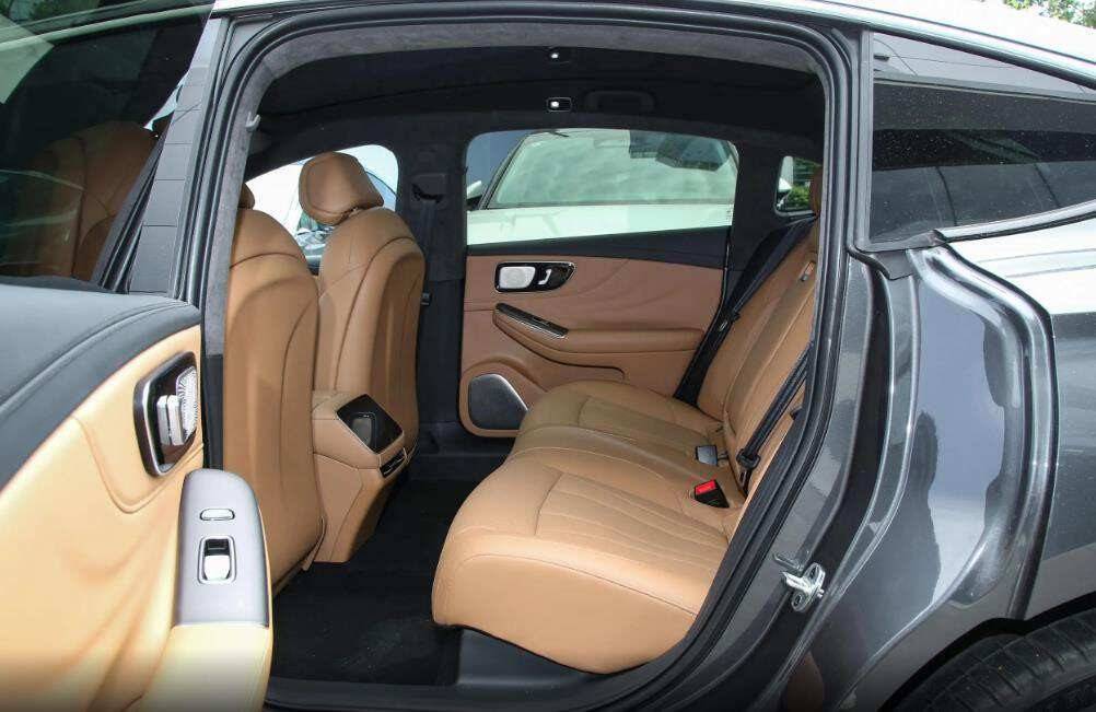 20万级中大型电轿超值之选，续航可达666km，轴距3米，实拍飞凡F7_搜狐汽车_搜狐网