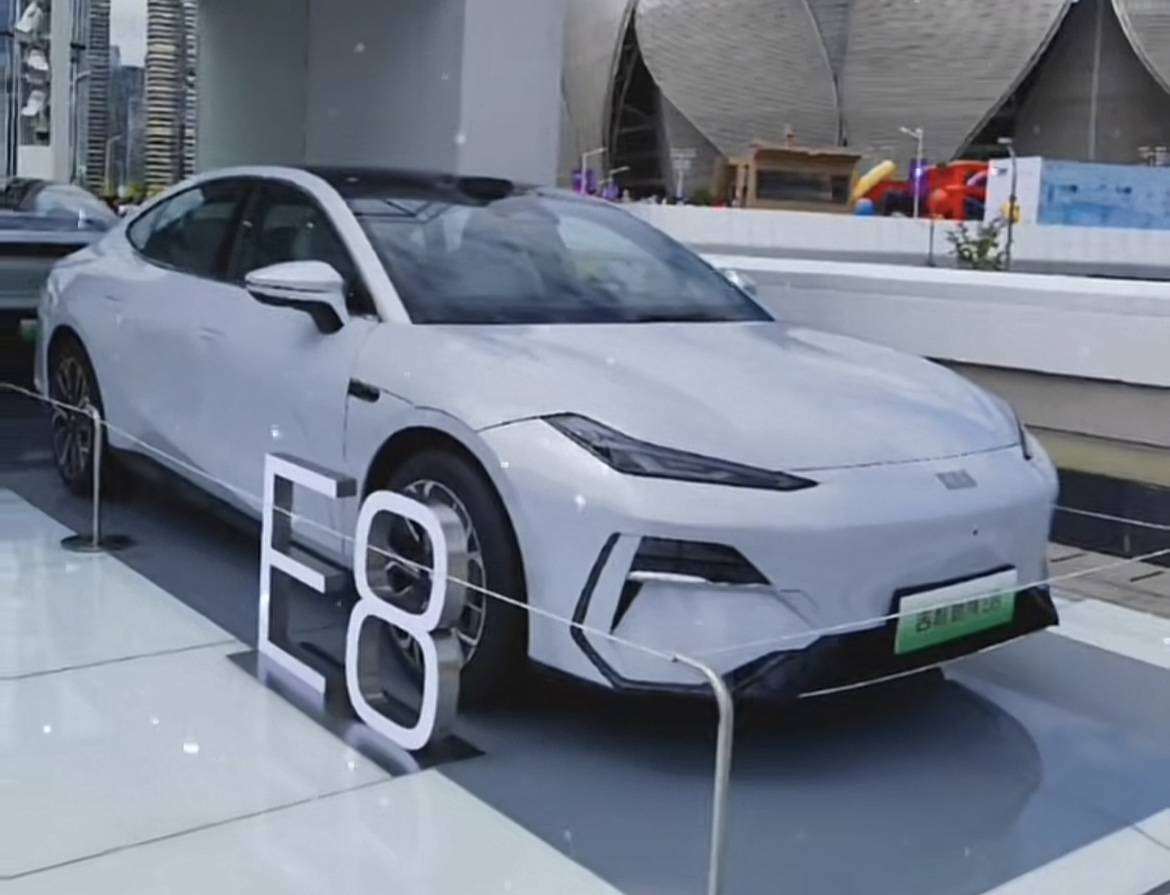 吉利银河e8实车现身,大过比亚迪汉,配三联屏,续航665km 搜狐汽车 搜狐网