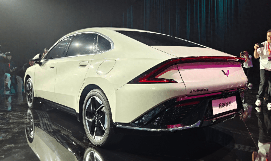 最便宜的插混？长4835mm，3.98个油，五菱星光来了_搜狐汽车_搜狐网