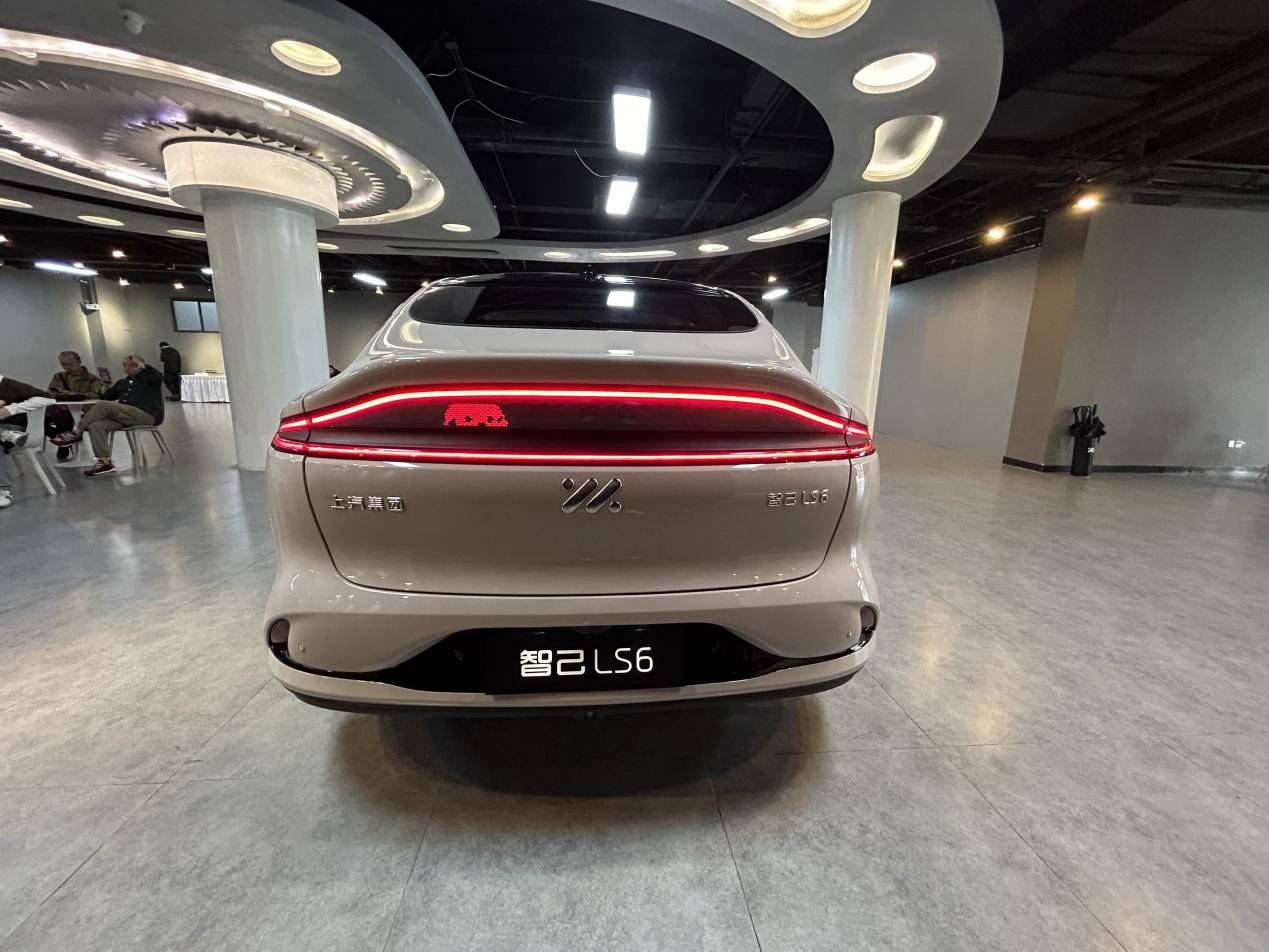 好看好开又智能，业内独创「雨夜模式」，试驾智己LS6_搜狐汽车_搜狐网