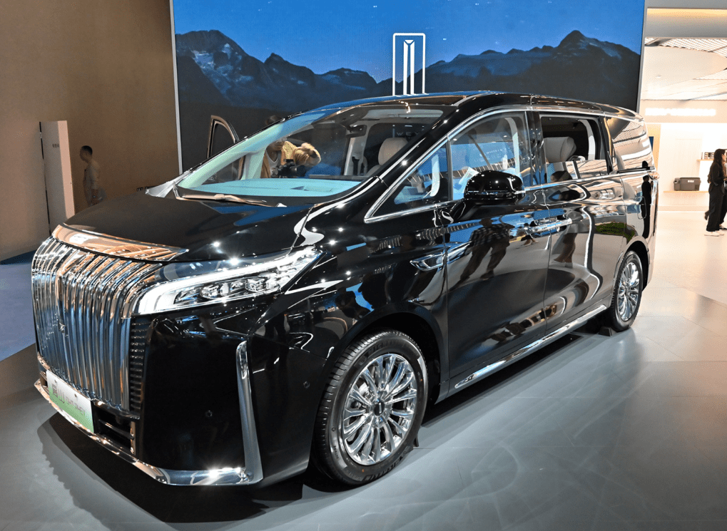 MPV市场热闹了，小鹏X9或即将亮相，对比理想MEGA这颜值打几分？_搜狐汽车_搜狐网