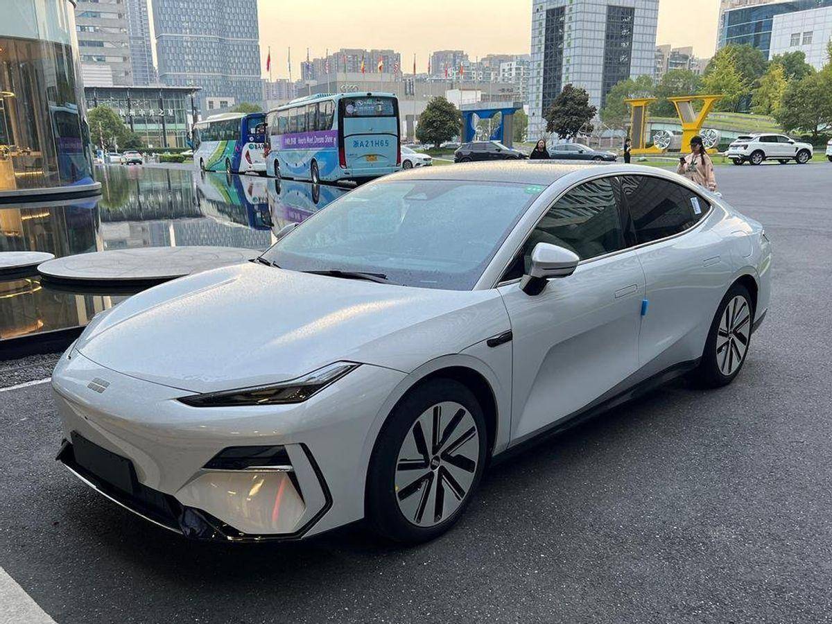 搭载骁龙8295芯片，中控屏45英寸8K分辨率，银河E8让你心动吗？_搜狐汽车_搜狐网