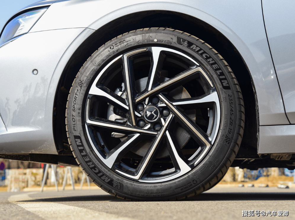 比停产还难受，和奔驰C级同档次，配1.6T+8AT，才20多万却卖不动_搜狐汽车_搜狐网