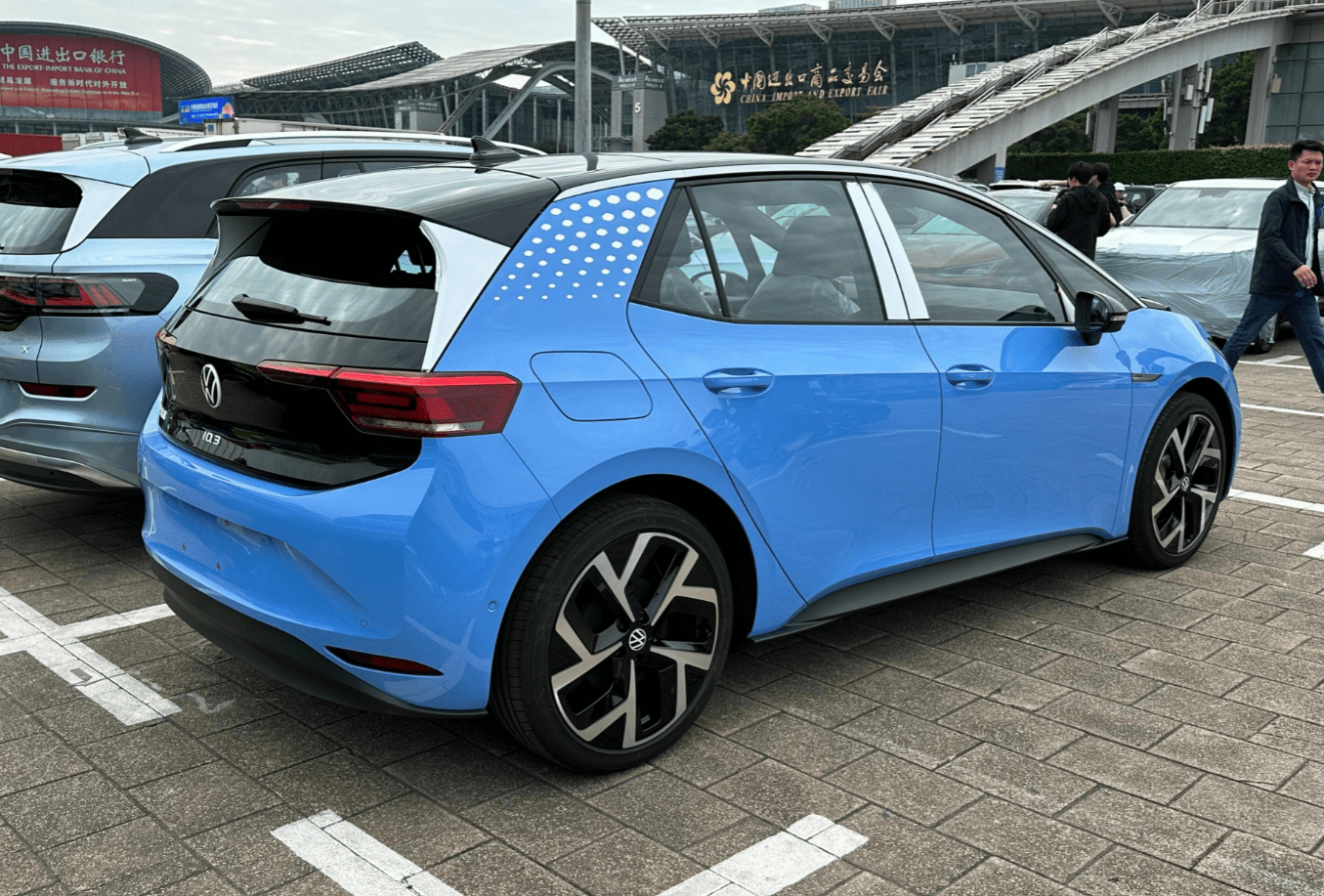 新款大众ID.3实车现身，增蓝色车漆+发光logo，换软包内饰_搜狐汽车_搜狐网