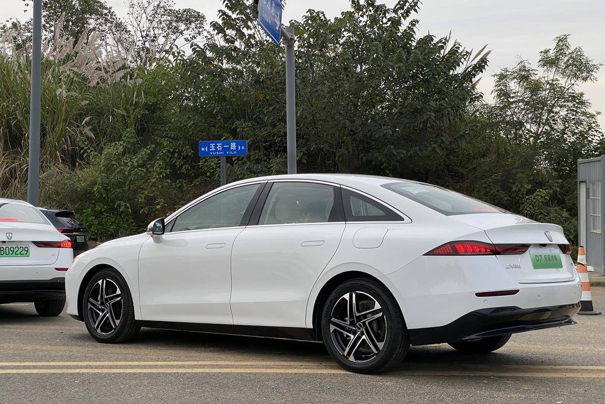 简单试驾荣威D7 DMH和EV，好看好用好开，整体感受不输比亚迪汉_搜狐汽车_搜狐网