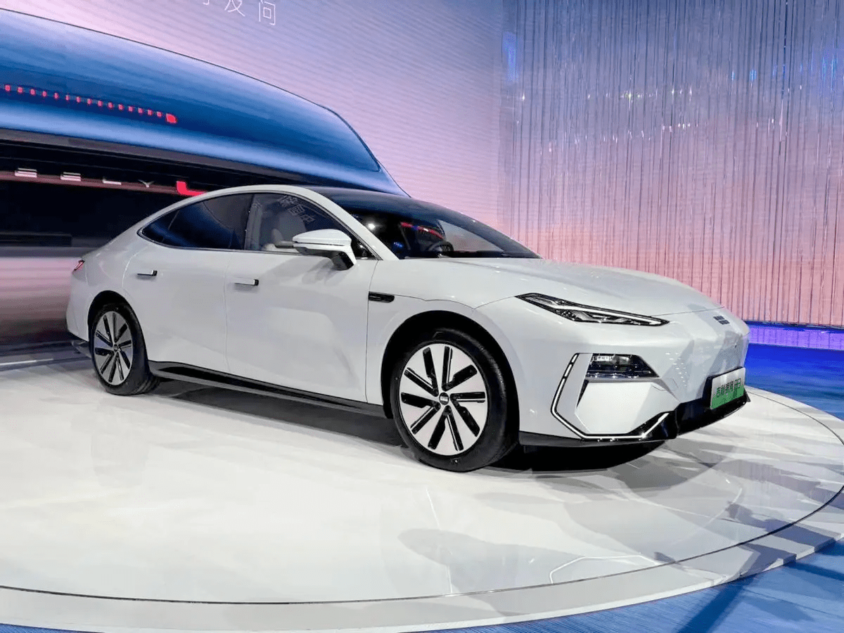 吉利银河E8发布，配45英寸超大屏、800V闪充，零百加速3.49秒_搜狐汽车_搜狐网