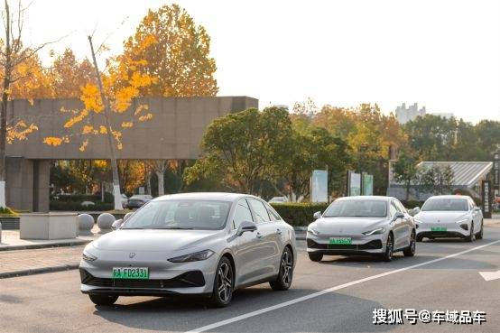 试驾荣威D7 DMH： B级车价格探底 应对家用游刃有余_搜狐汽车_搜狐网