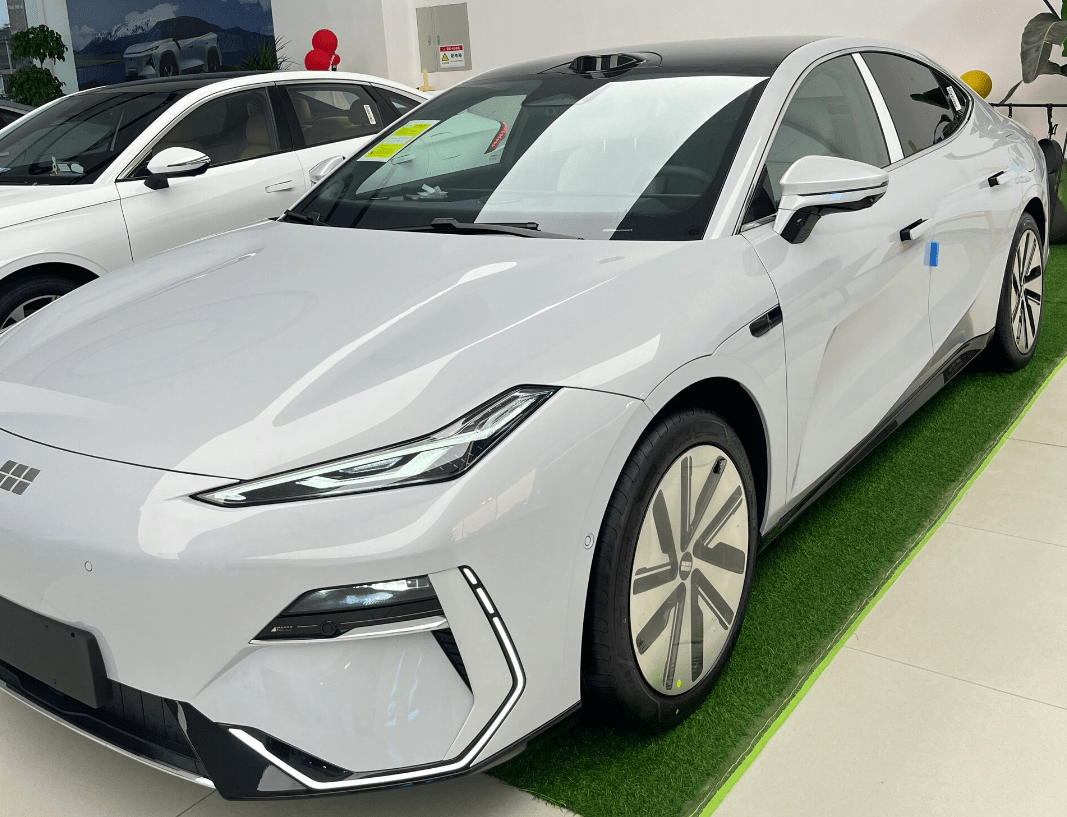 银河E8实车到店，大过汉EV配无框车门，搭646马力+800V超充_搜狐汽车_搜狐网