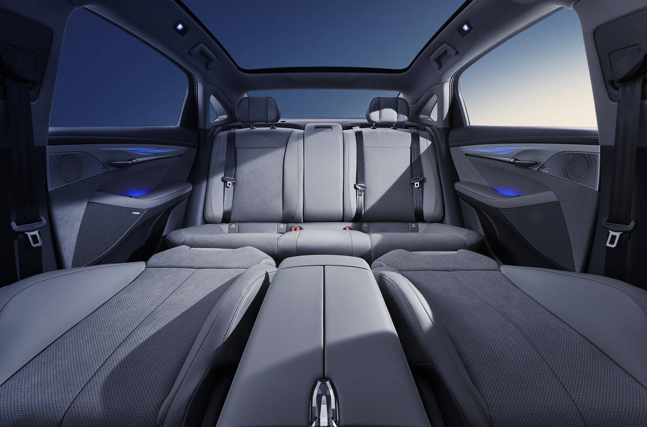 对飚“BBA”，25.28万元起岚图追光PHEV上市_搜狐汽车_搜狐网