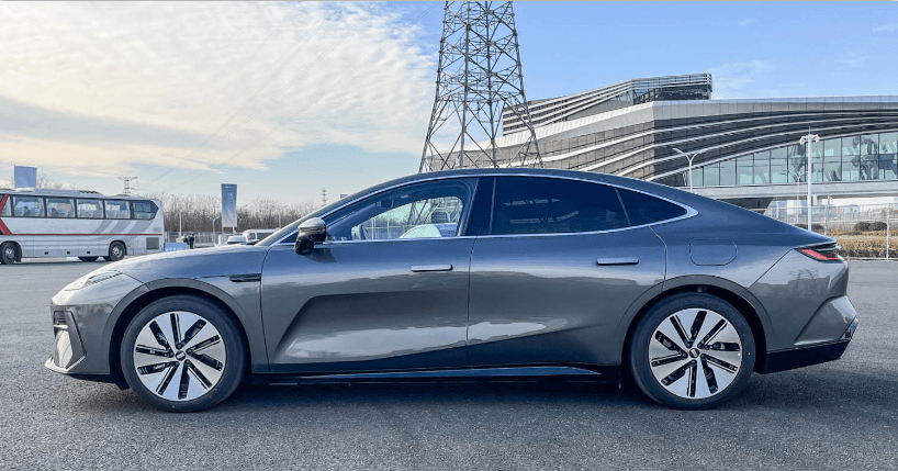 吉利银河E8惊艳亮相：颜值与实力并存，3.49s破百超百万豪车！_搜狐汽车_搜狐网