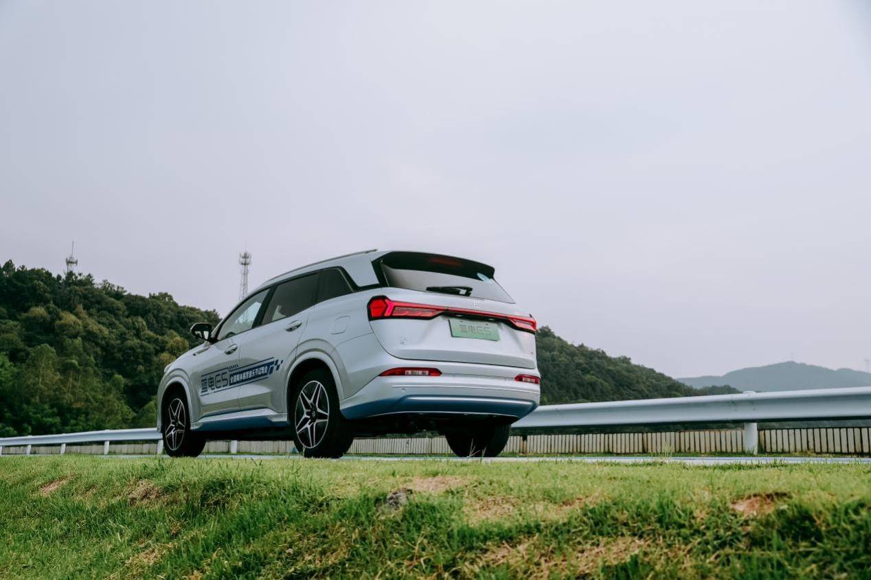 9.98万的中型插混SUV黑马来了，蓝电E5全方位击穿长安CS75 PLUS？_搜狐汽车_搜狐网