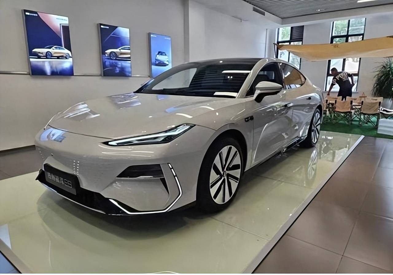 吉利银河E8：搭载全球首个45英寸8K无界智慧大屏，将于16号正式开启预售_搜狐汽车_搜狐网