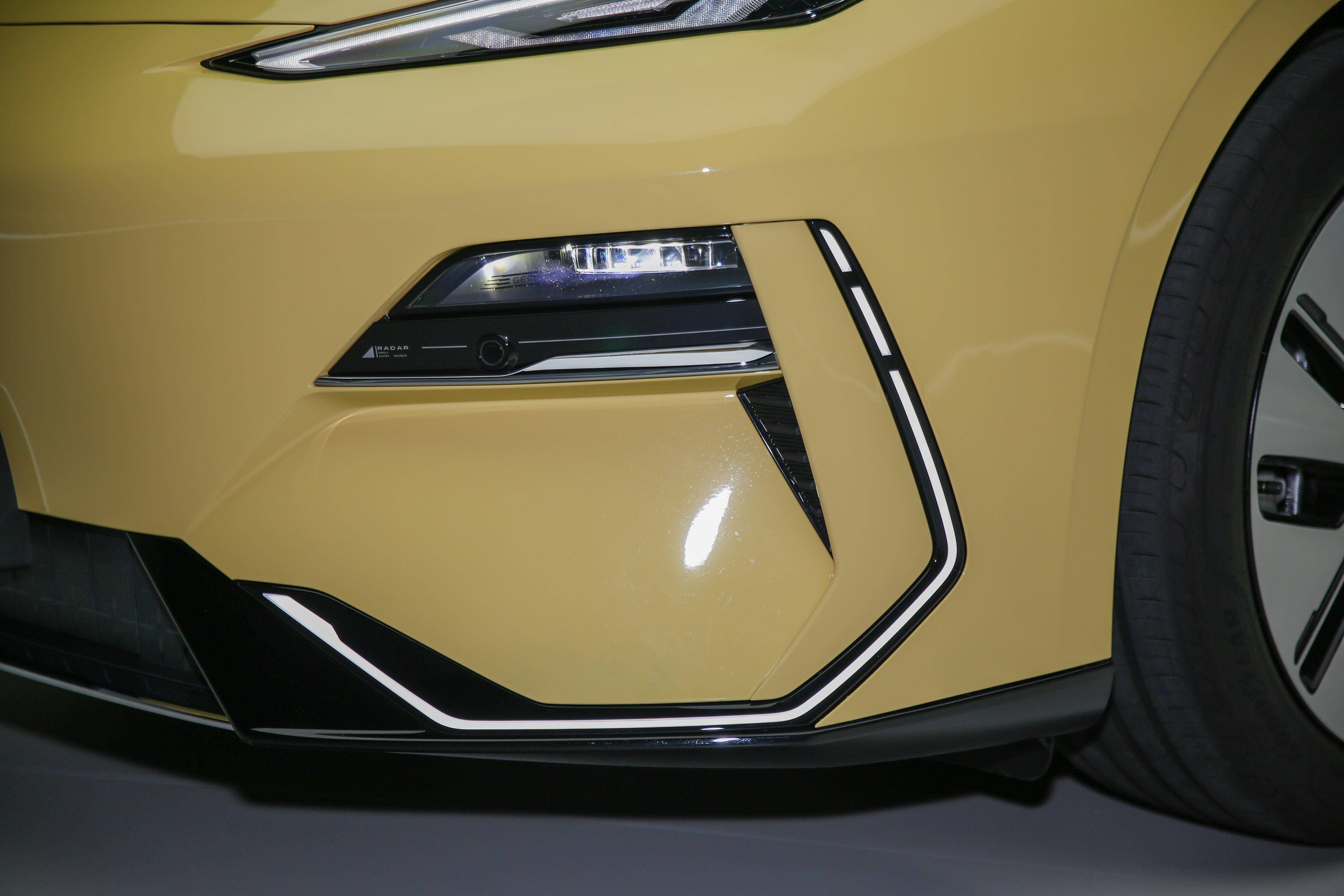 支持800V超充，配45英寸8K屏，银河E8预售价18.8万起竞争力如何？_搜狐汽车_搜狐网