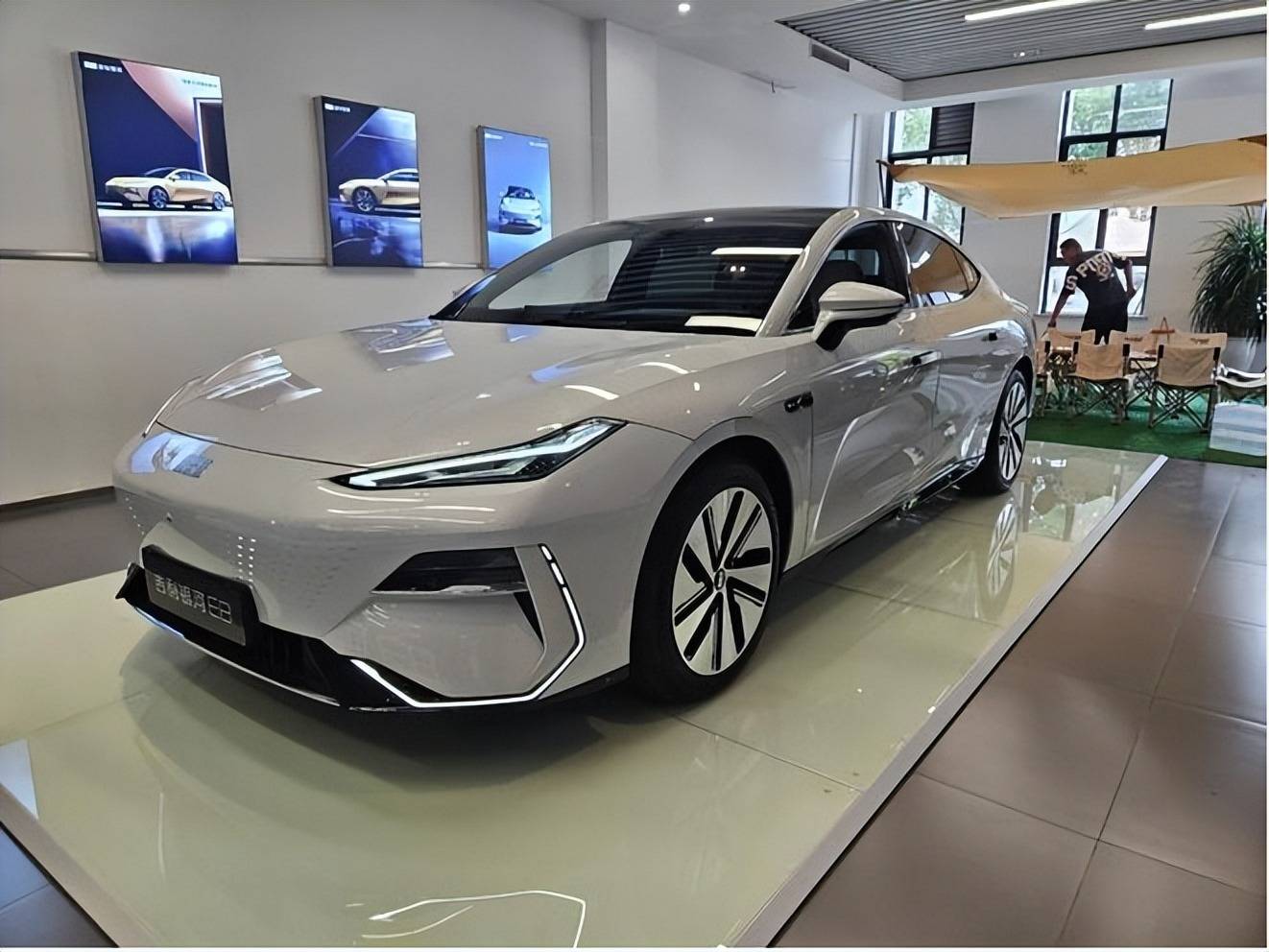 “涟漪美学”照进现实，超酷外观，银河E8预售18.8W还不去捡漏？_搜狐汽车_搜狐网