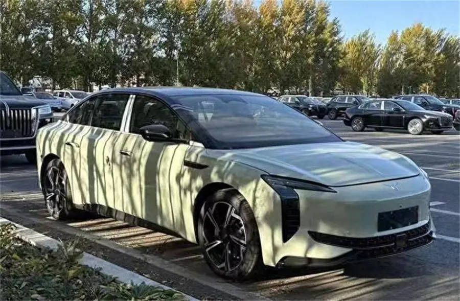 换设计师了？脱离家族式设计，全新红旗EH7实车曝光_搜狐汽车_搜狐网