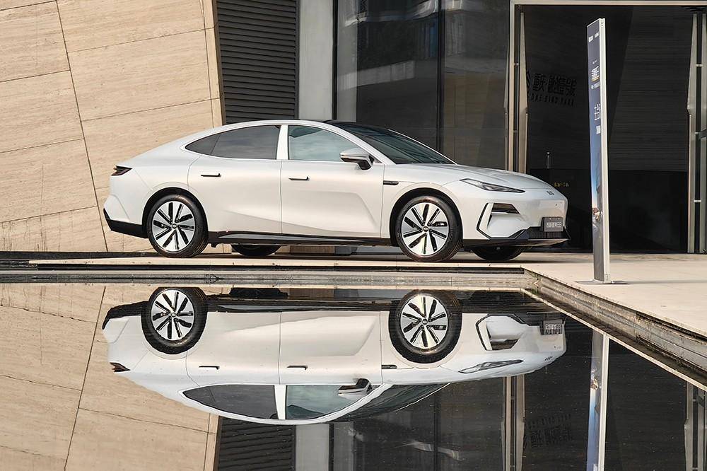 实拍吉利银河E8：45英寸8K屏是最大亮点？这些细节建议别错过_搜狐汽车_搜狐网