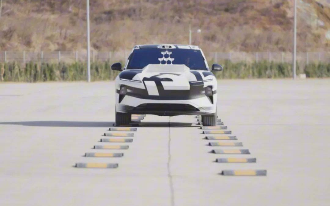 蔚来ET9用"香槟塔"考验主动悬挂？不看广告，看疗效_搜狐汽车_搜狐网