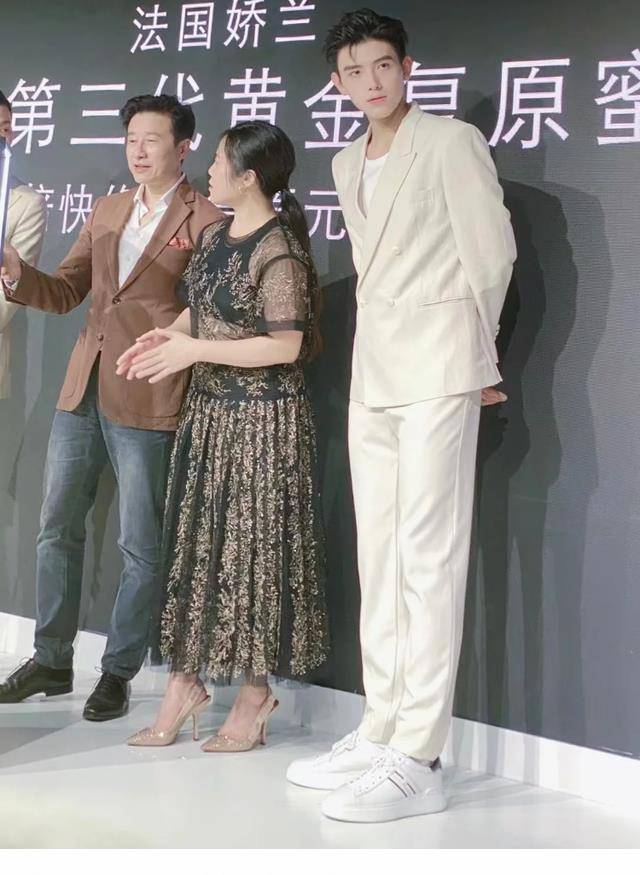 188cm的陈飞宇真实比例如何？线下被拍生图，网友：令人意外_身高_照片_显得