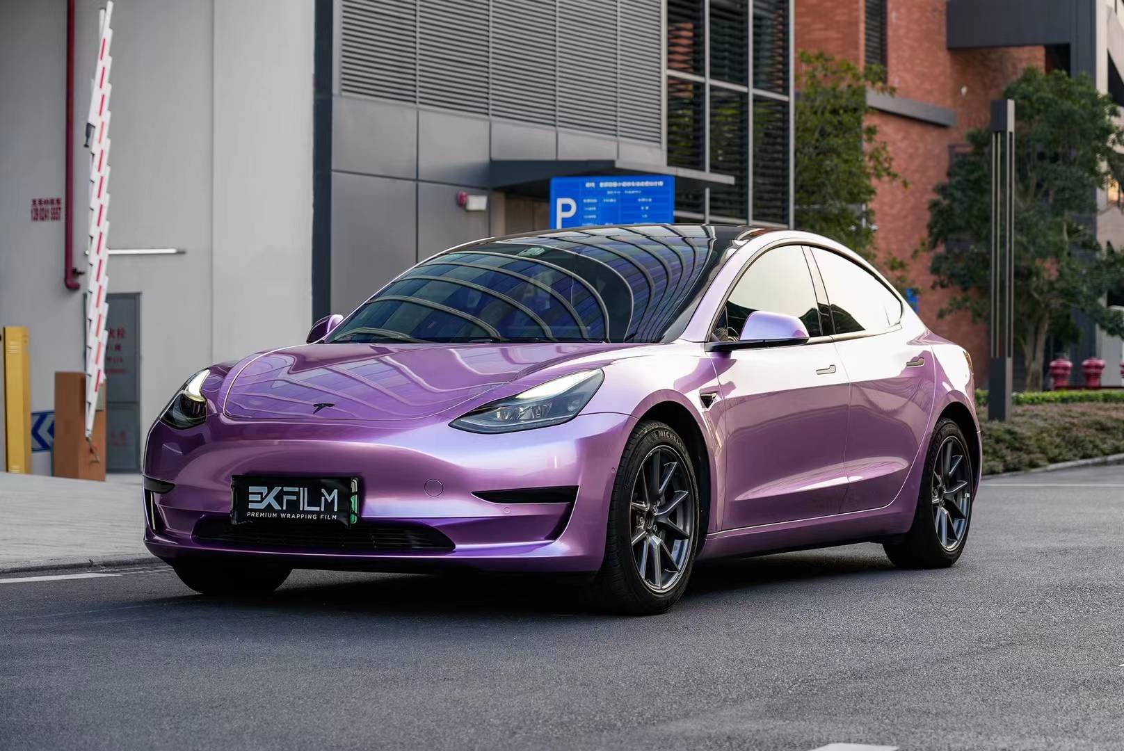 特斯拉Model3-EK改色膜维多利亚紫，再增加一些金属质感_搜狐汽车_搜狐网