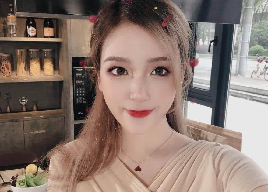 从原LOL女子战队选手，到现在知名解说，Rita到底经历了什么_lpl