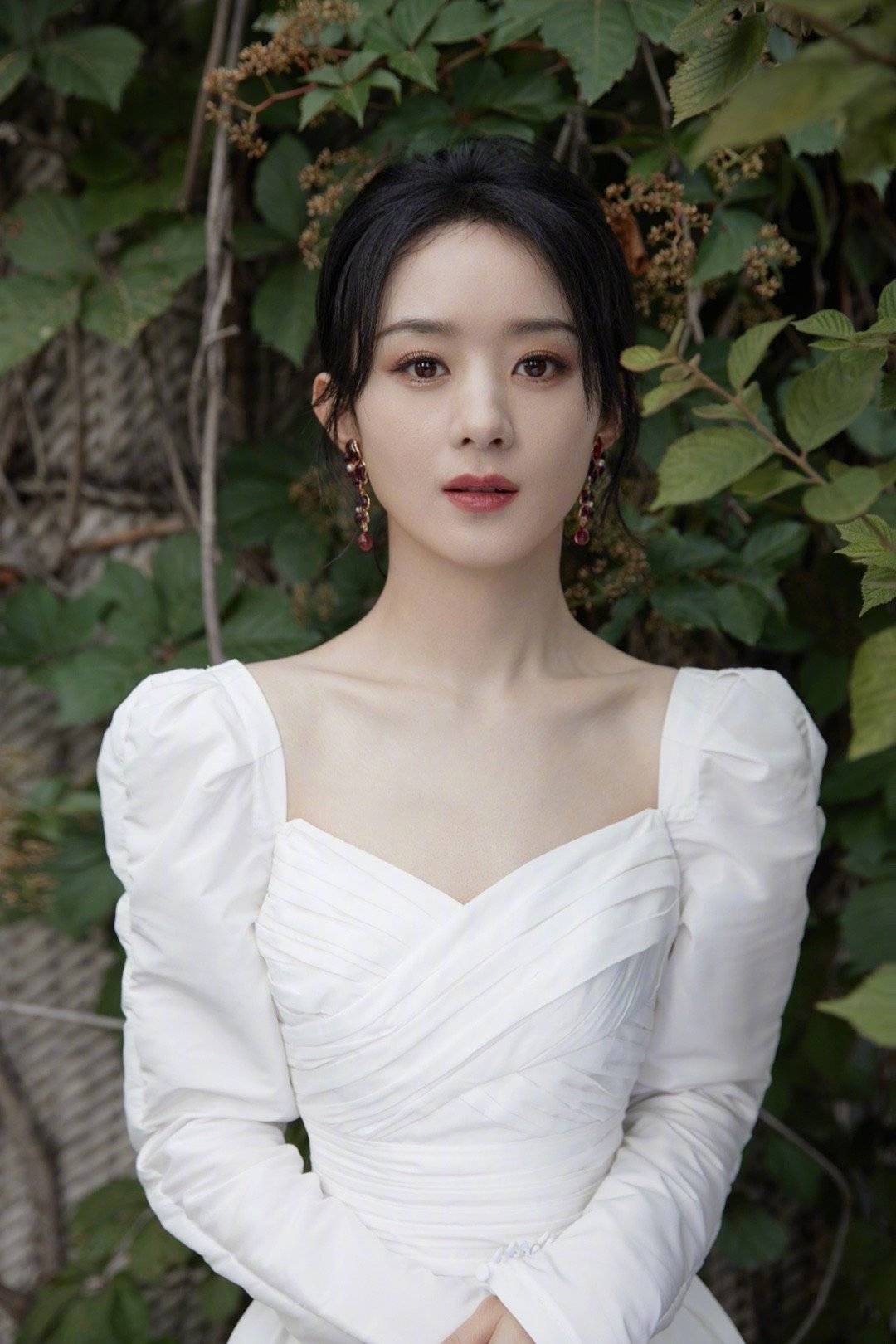 赵丽颖穿白裙配红丝带少女感足 对镜浅笑纯净清新 搜狐大视野 搜狐新闻