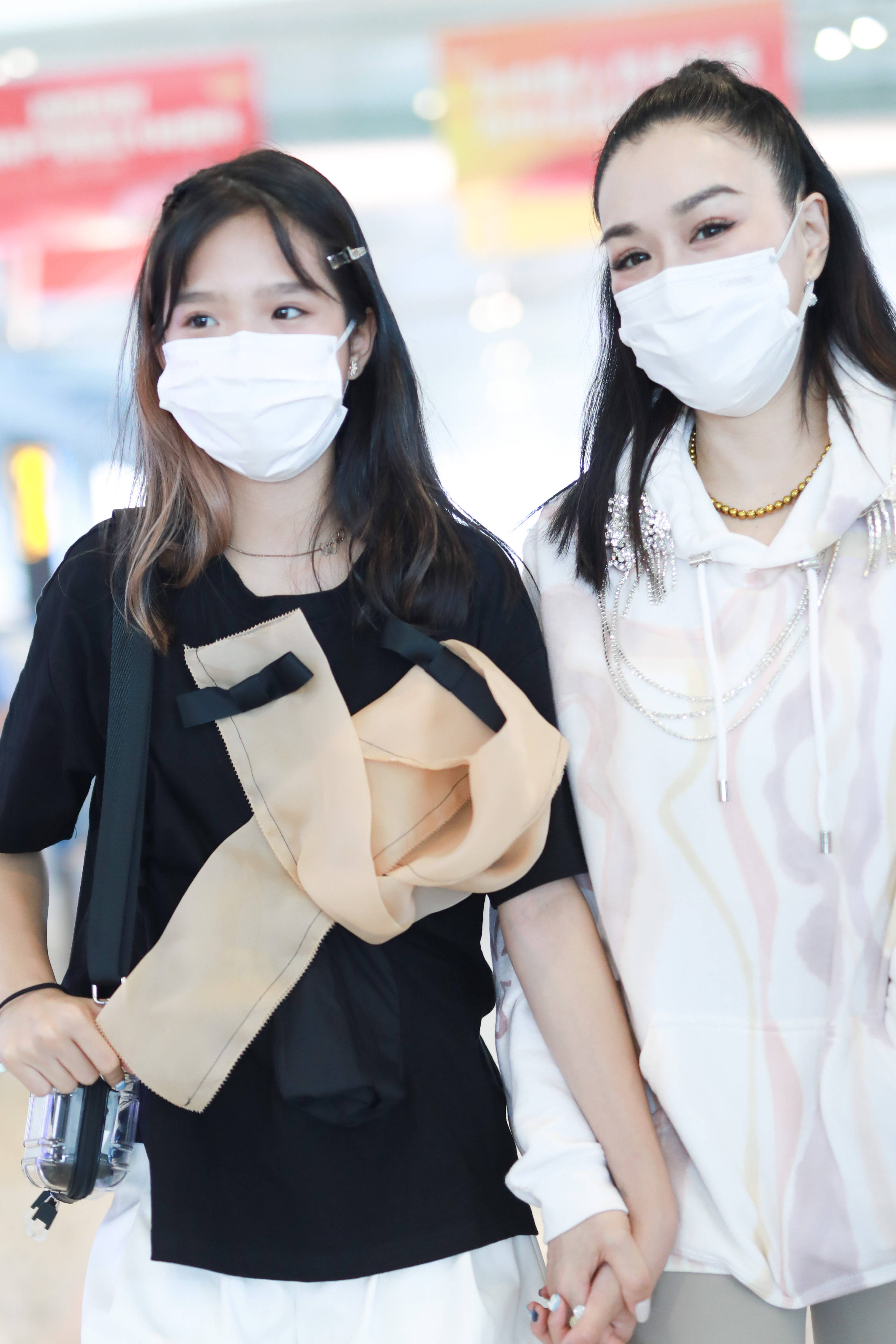 钟丽缇母女三人合影颜值高 俩女儿涂红唇妆容精致 搜狐大视野 搜狐新闻