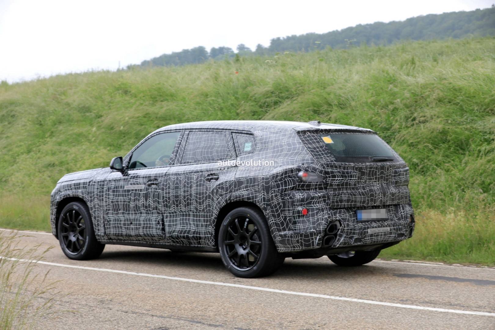 宝马X8M PHEV谍照曝光，或11月29日正式亮相-搜狐大视野-搜狐新闻