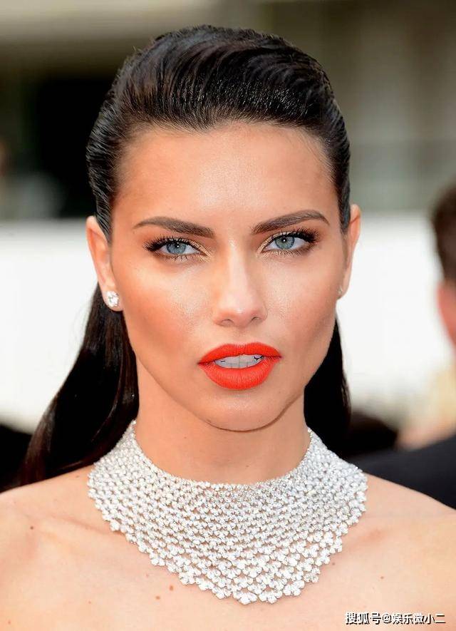 阿德里亚娜·利马一袭白色长裙仙气飘飘-搜狐大视野-搜狐新闻