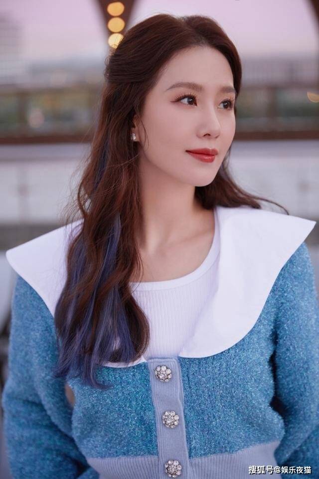 刘诗诗随拍照清爽配色打扮温柔，少女感不输00后-搜狐大视野-搜狐新闻