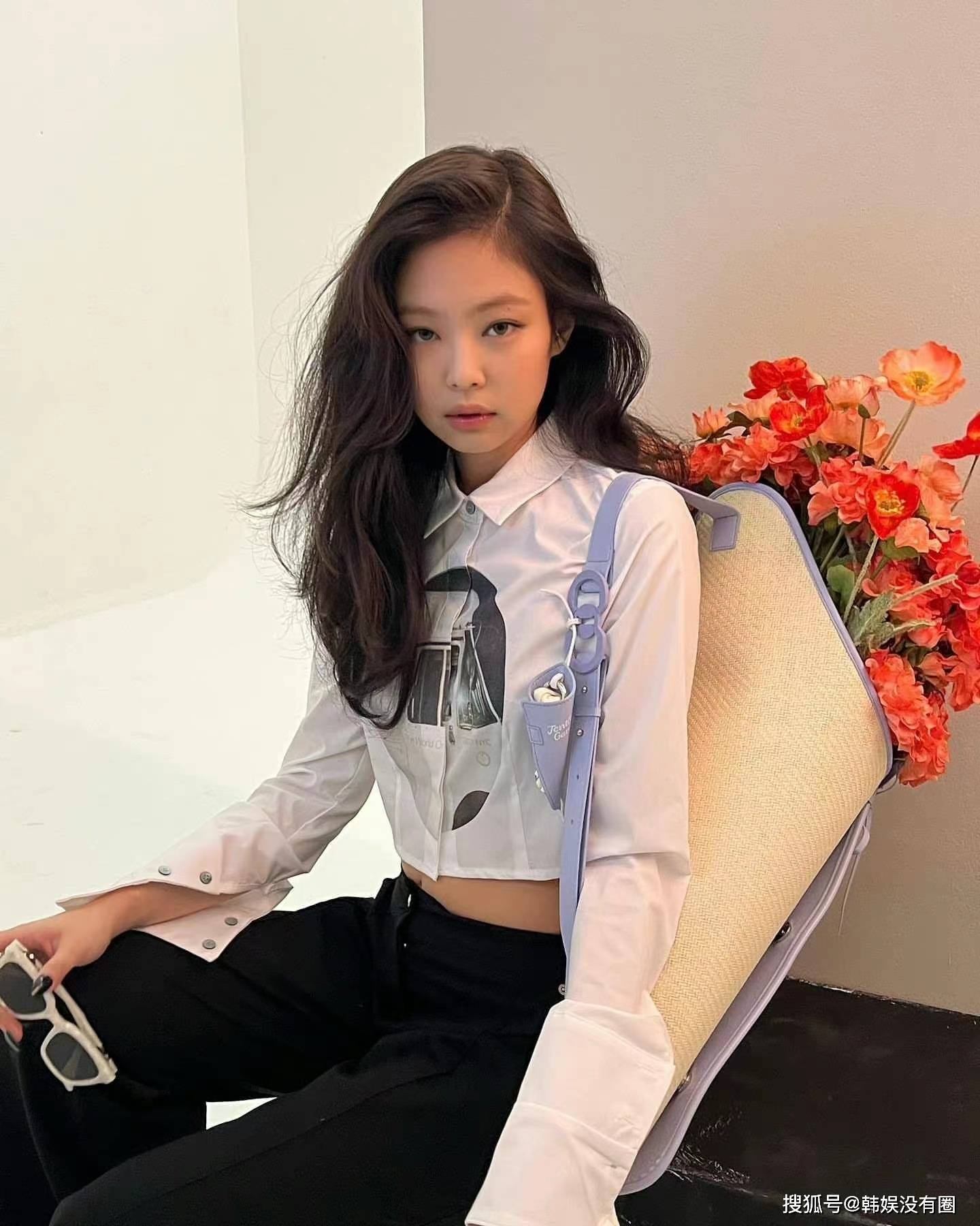 腰链太性感了吧？BLACKPINK Jennie更新美照-搜狐大视野-搜狐新闻