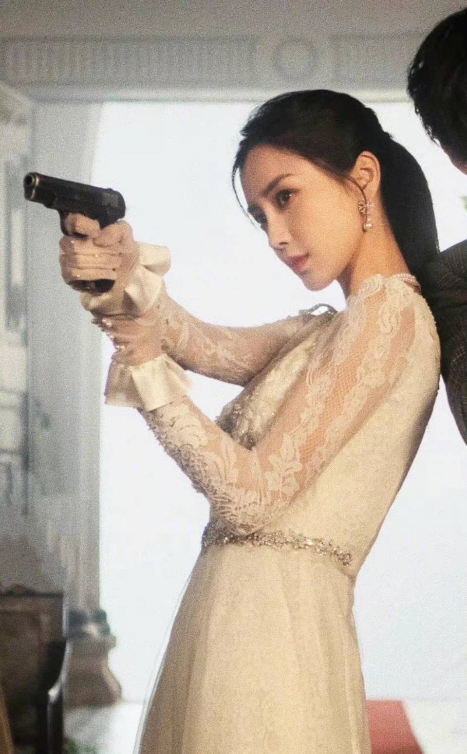 angelababy新剧最新海报曝光，露娜举枪太飒了！-搜狐大视野-搜狐新闻