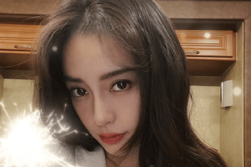 杨颖晒自拍美照迎新年 未受婚变影响状态好-搜狐大视野-搜狐新闻