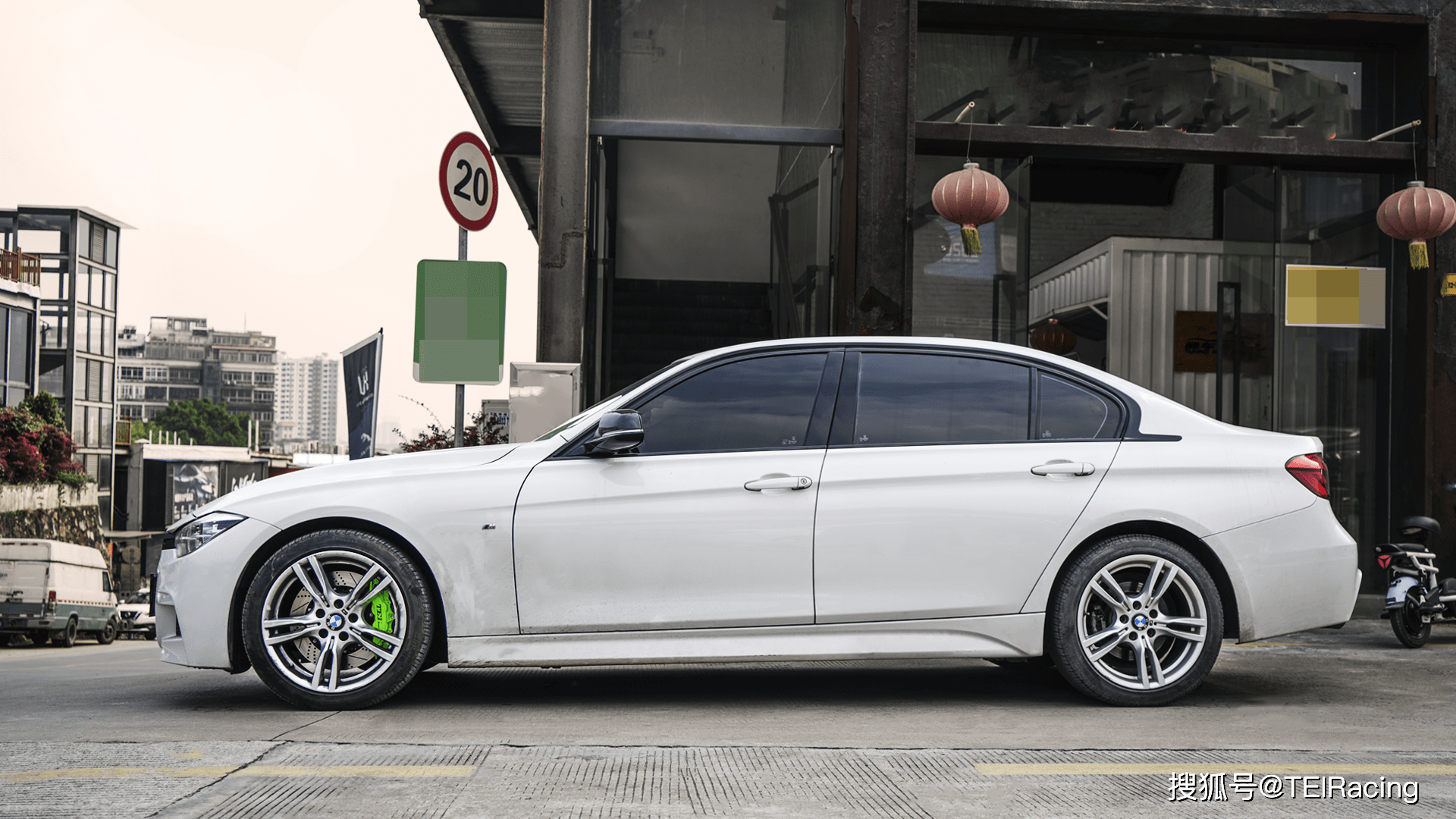 宝马三系F35改装TEI P40NS+性能刹车套件，原厂18寸轮毂搭配355碟盘_搜狐汽车_搜狐网
