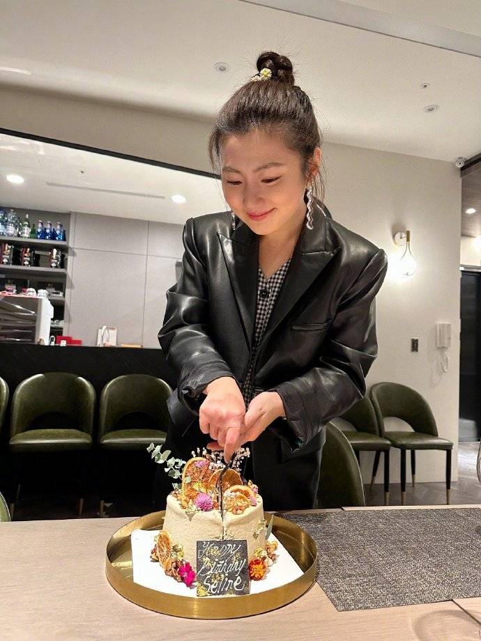 41岁Selina晒庆生美照 双手切蛋糕笑容甜美迷人-搜狐大视野-搜狐新闻