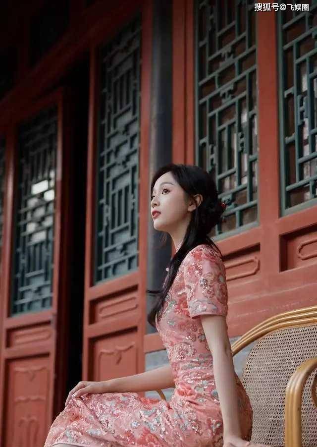 吴宣仪旗袍配高跟鞋，美到骨子里了！ 搜狐大视野 搜狐新闻