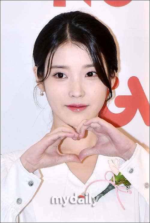 汤唯IU郑雨盛全慧珍出席韩国第42届影评奖颁奖礼-搜狐大视野-搜狐新闻